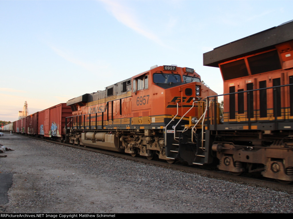 BNSF 6957